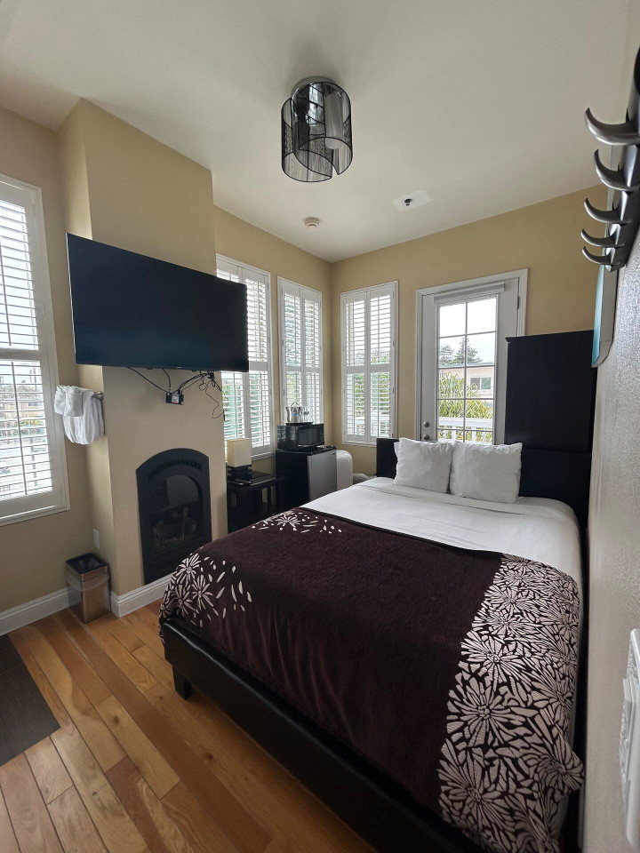 Rio Vista Inn & Suites Room 6 - Victorian Retreat - Santa Cruz, CA