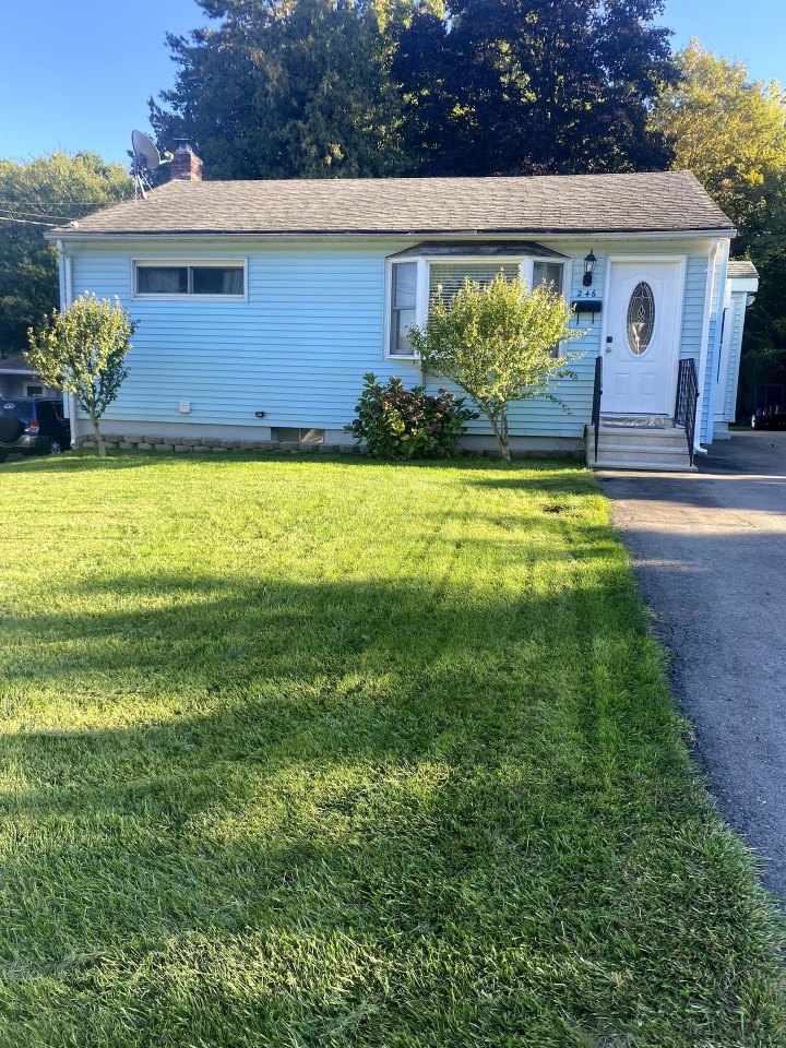 Single Family Home On The Nb - Farmington Line - Farmington, CT