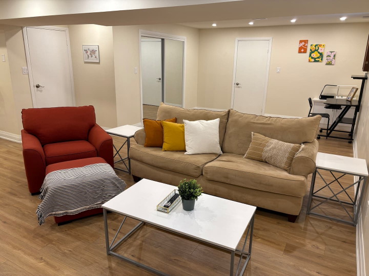 Modern And Spacious Guest Suite - Hamilton, ON, Canada
