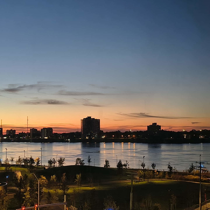 River View Loft 8 Guest $0 Cleaning Fee 85 Inch Tv - Windsor, ON, Canada