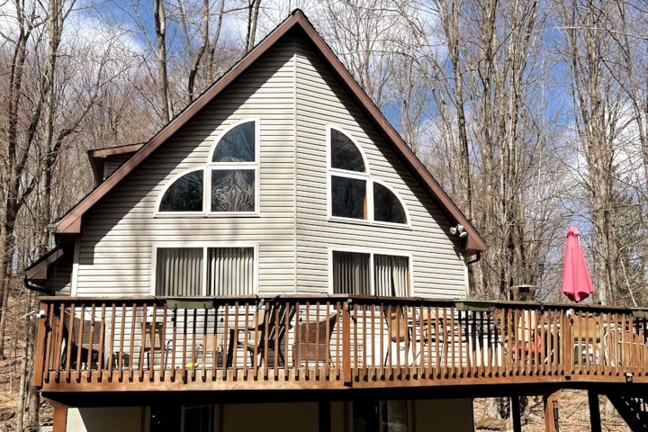 Lake Ariel Chalet W/ Hot Tub, Kayaks, & Fire Pit - Lake Wallenpaupack, PA