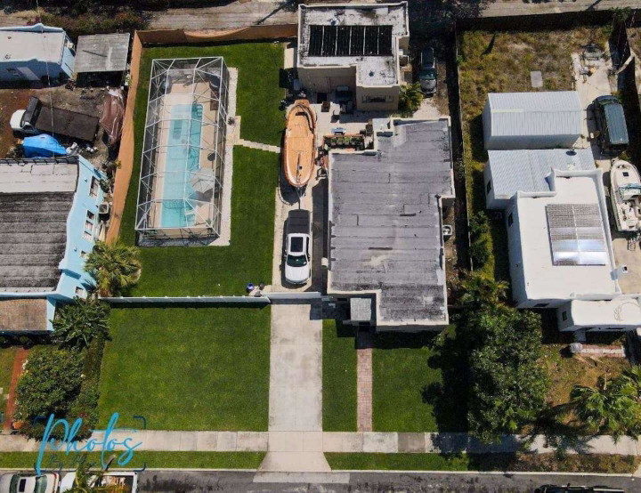 Centrally Located Pool -Side Home - West Palm Beach, FL
