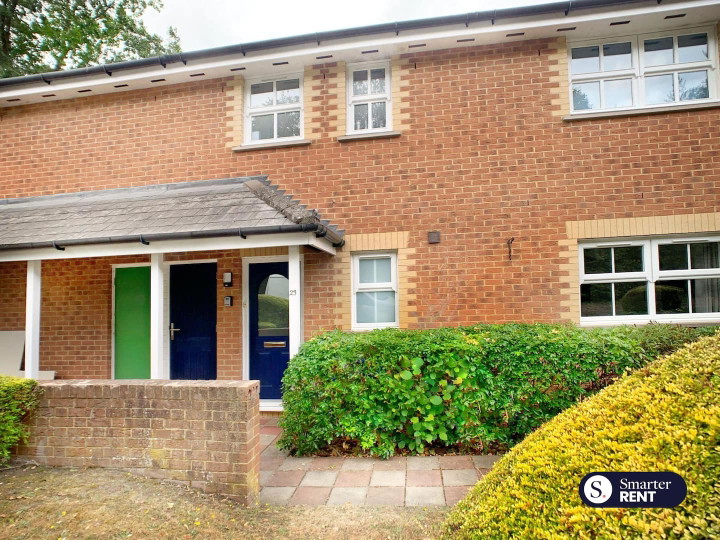 Wokingham - 2 Bedroom Maisonette - With Parking - Wokingham