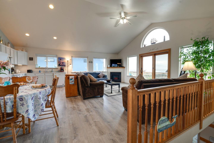 Walk To Beach! Pet-friendly Westport Home W/ Views - Westport, WA