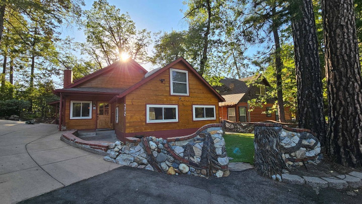 Cozy Bass Lake Retreat | Stonework & Forest Views - Bass Lake, CA