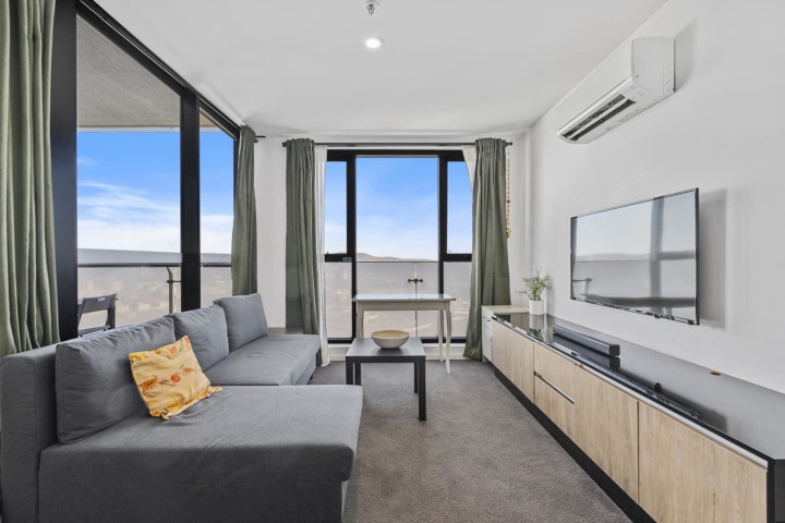 Infinity Tower Oasis | Pool, Gym & Panoramic Views - Canberra