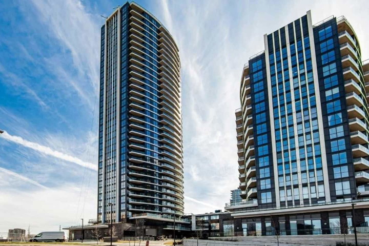 Luxury 2 Bedroom + Den Full Condo In Square One - Mississauga