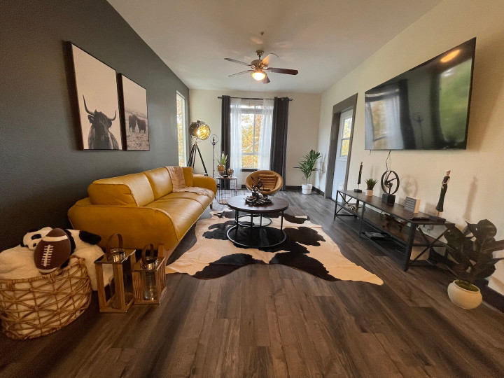 Luxury Top Floor Condo 5 Min From Magic Mountain - Santa Clarita, CA