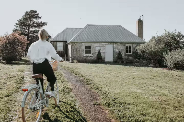 Shepherds Story Ross | Simplistic Luxury Cottage - Tasmania