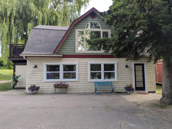 One Main Guesthouse -2 King Suites, 2 Baths & Ev - Picton