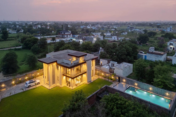The Infinity Heaven With Pool, Bar & Lawn - Noida