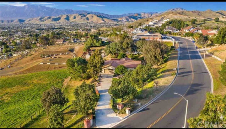 Gorgeous 3 Bedroom Home W/view, Plunge Pool /Soake - Jurupa Valley, CA