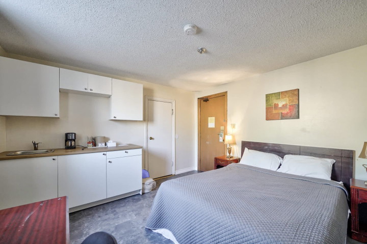 Royal Inn & Suites 333 Queen W/ Kitchenette - Guelph