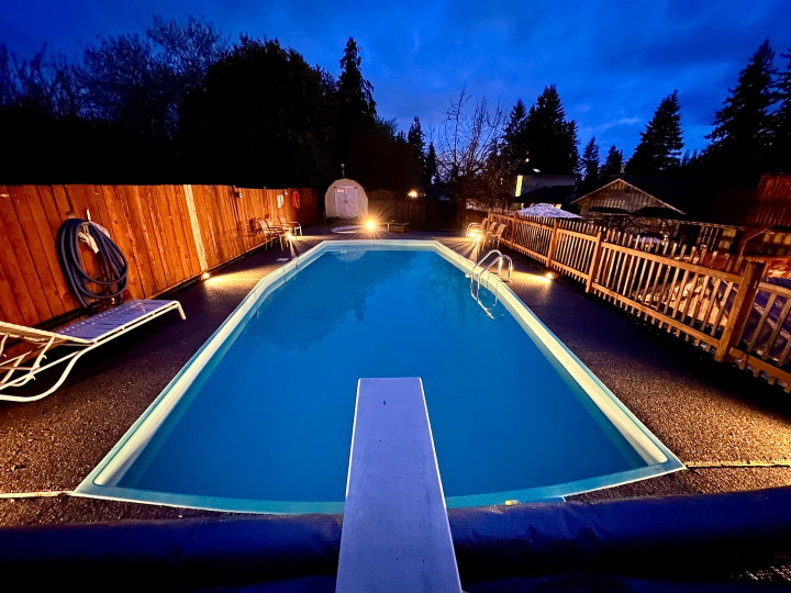 Contemporary Poolside Paradise W/ Hot Tub - Marysville, WA