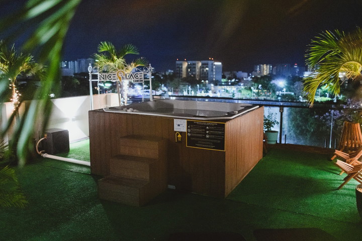Romantic Balcony Studio  Rooftop Hot Tub - Cancún