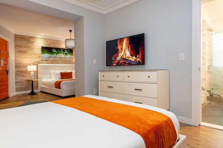 Spacious Queen Suite | Ocean Drive Sleeps 6 - Miami Beach, FL