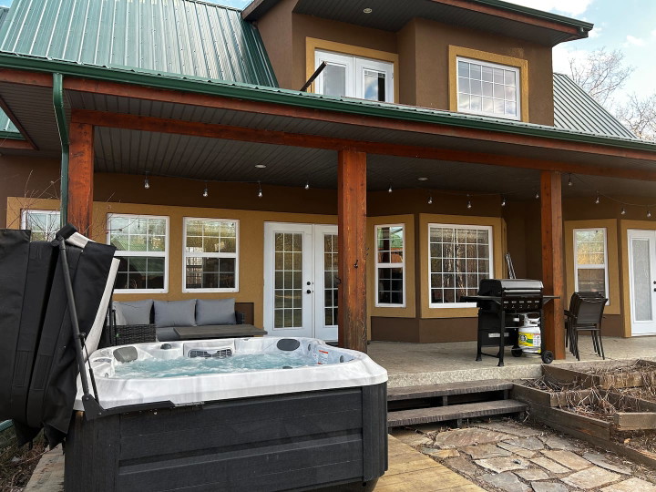 Family Friendly Cabin W/jacuzzi At Fowler Lake, Sk - Saskatchewan