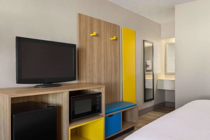 Days Inn Cocoa | 2 Queens | Family-friendly - Cocoa Beach, FL