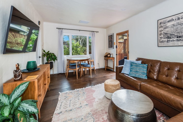 Charming 2-bedroom Cottage With Private Yard - Santa Barbara, CA