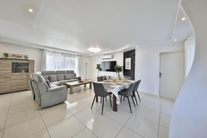 * Fontenailles - Villa * - Mâcon