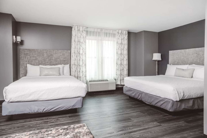 Cozy & Calm: Firepits, Puzzles, Breakfast, 3 Rooms - Waukegan, IL