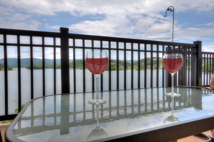 Lake Life Luxury W/ Beautiful View Balcony & Pool - Morristown, TN