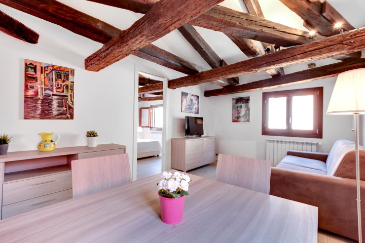 Historic Beams, Modern Comfort In Venice - Venecia
