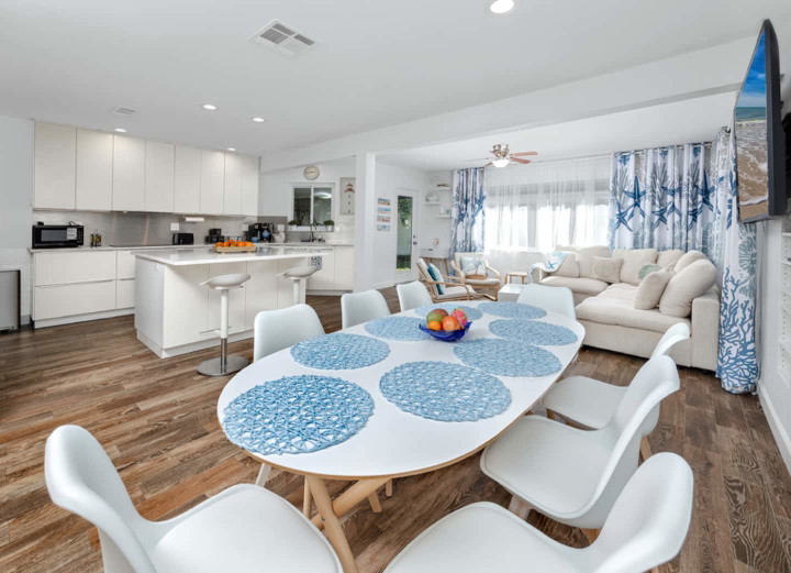 Endless Summer: Spacious Family Home Near Beaches - Palm Harbor, FL