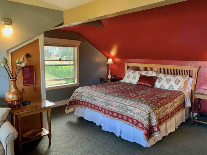 Chanticleer Inn: Aerie, Mountain-view, Suite-style - Ashland, OR