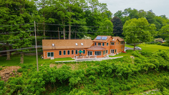 Spacious Brattleboro Home On River, Walk To Town - Brattleboro, VT