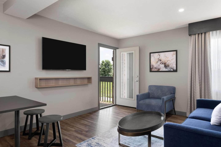 1br King | Eastland Suites | Home Feel W/ Kitchen - Bloomington, IL