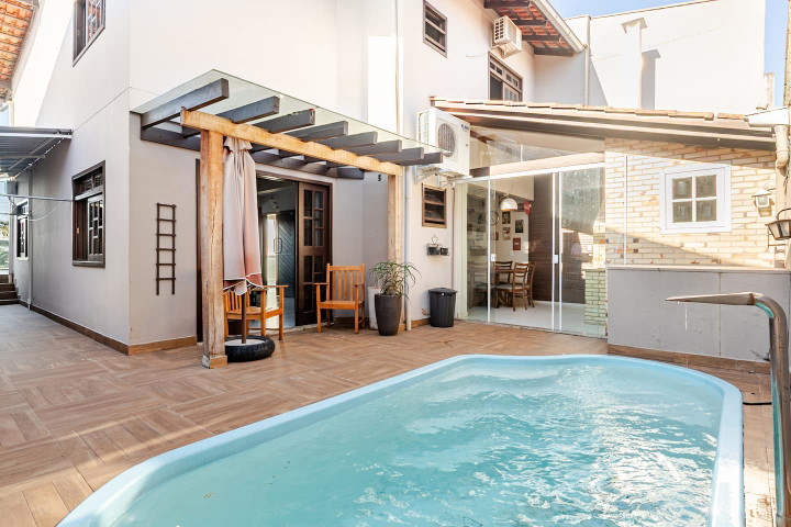 House With Swimming Pool / En-suite Bathroom + 3 Bedrooms + 1 Toilet And 1 Powder Room - Blumenau