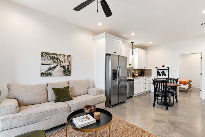 Bourbon House | King Bed New Build Fast Wifi - Lafayette, LA