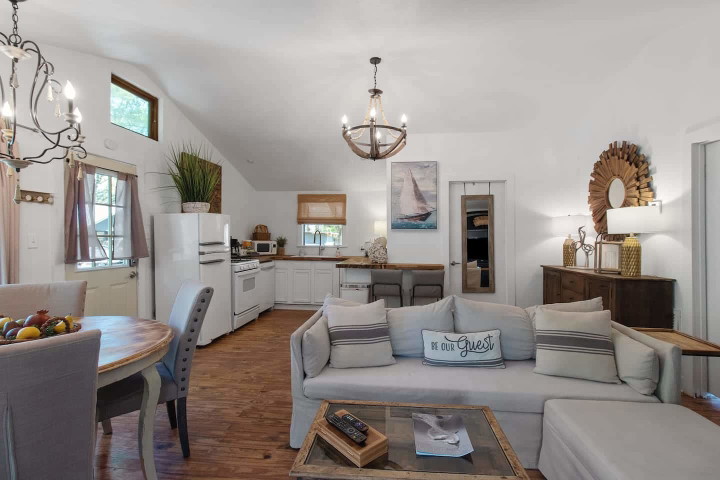 Emerald Cottage Offers A Laid-back Stay Surrounded By Towering Trees, With A Spacious Deck, Kayaks And Canoes To Paddle Through The Cypress Forest, And A Firepit Perfect For Slow Evenings Outside. - Louisiana
