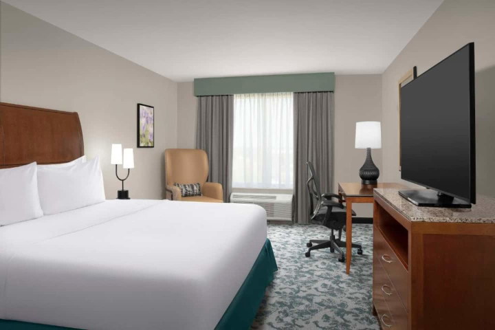 Stay Near O'hare + Restaurant & Pool - Barrington, IL