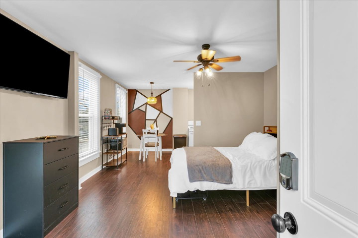Cozy Studio Near Downtown - Bloomington, IL