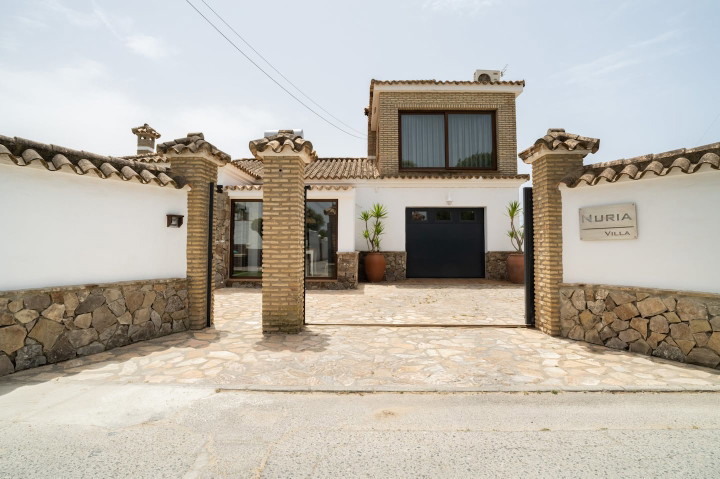 Atractiva Villa Con Amplia Zona Exterior Y Gran Piscina Privada - Andalucía