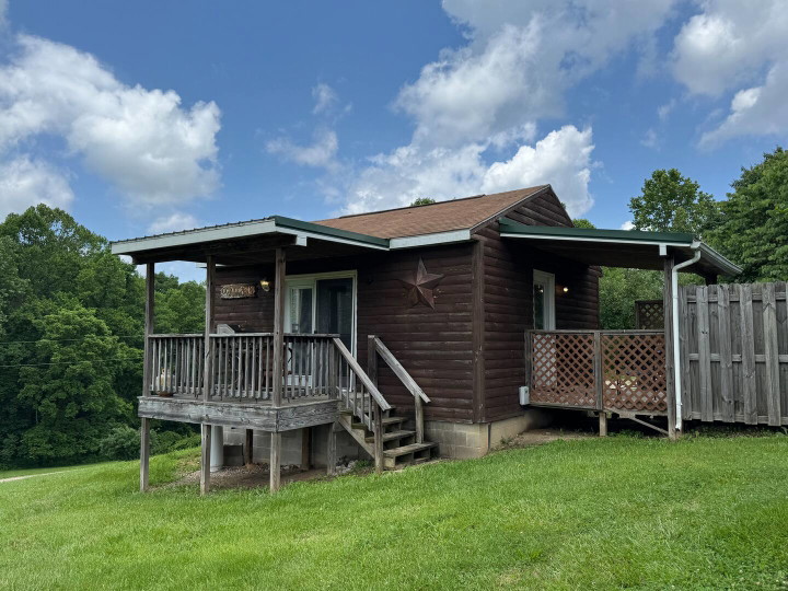 Cozy Hocking Hills Couples Cabin | Private Hot Tub - 오하이오