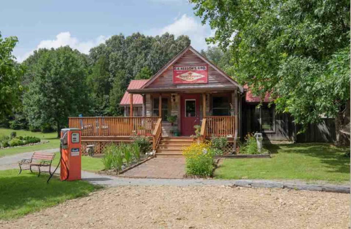 Country Cottage - Springfield, TN