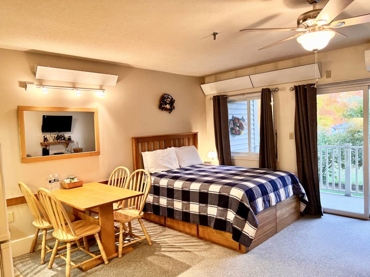 Studio W/balcony | Pool & Hot Tub | Walk To Dining - New Hampshire (State)