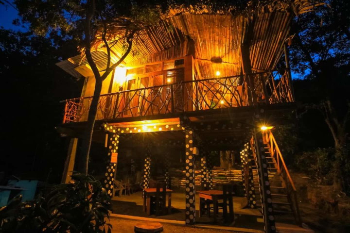 Comfortable Wooden Bed In Ella - Sri Lanka