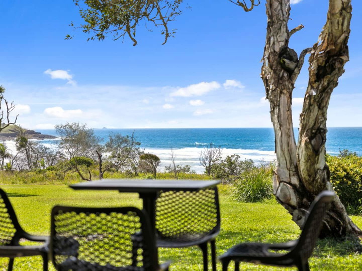 Surf Shack Arrawarra Headland - Red Rock