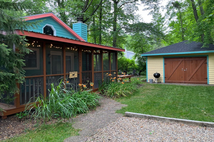 Steps To The Beach! Screened In Porch & Firepit! - New Buffalo, MI