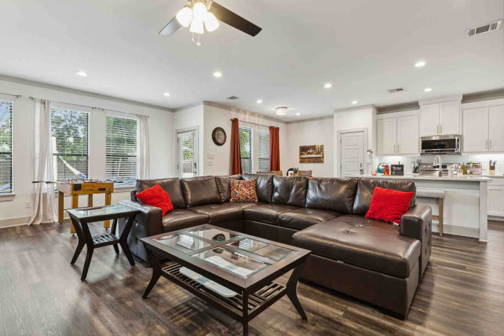 Dallas! King Bed &Hot Tub | Large Private Backyard - Dallas, TX