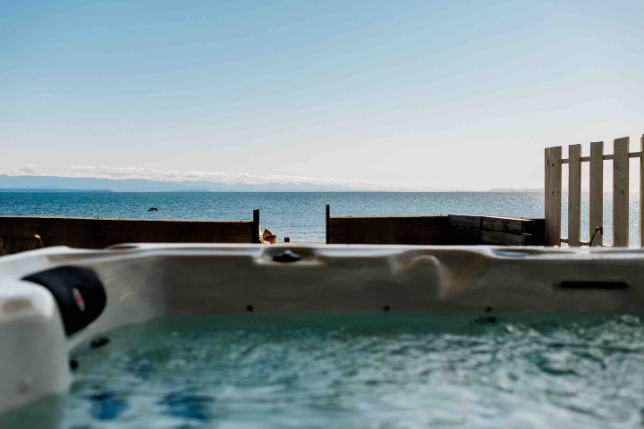 Stories Beach Ocean Front 2 Bdrm Suite W/hot Tub - Vancouver Island