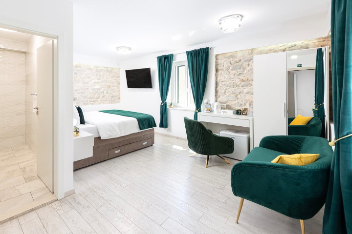 Lions Heritage Rooms- Deluxe King Room - Split