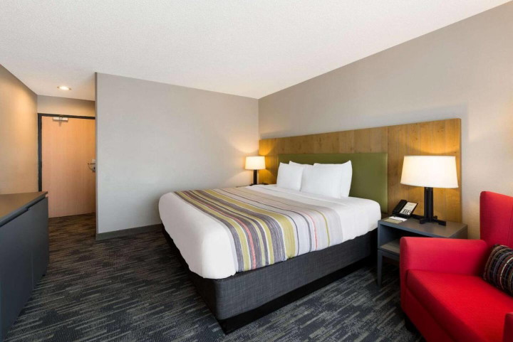 King Room | Free Parking. Free Breakfast. Pool - Wichita, KS