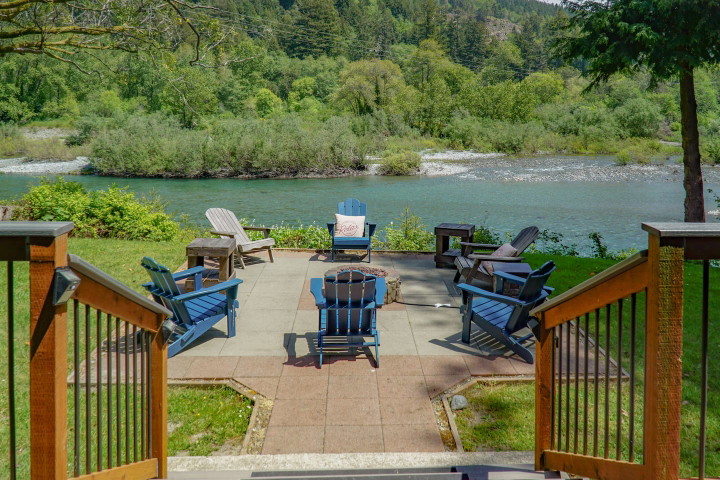 Emerald River Retreat- River-front, Spa & Fire Pit - Crescent City, CA