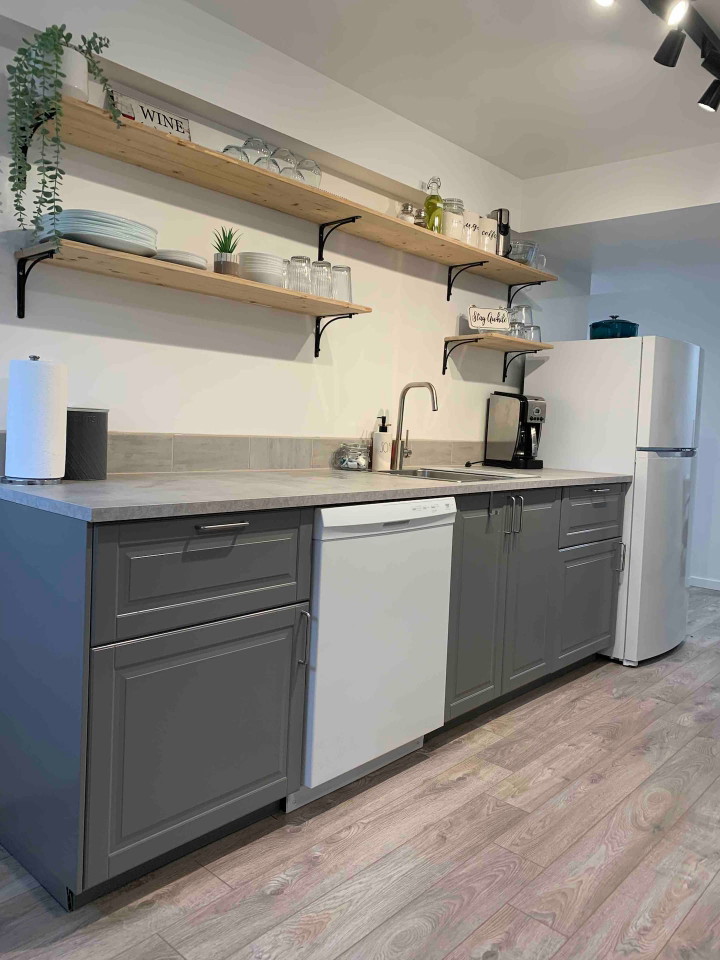 Bright, Open, Modern 3 Bedroom 6 Person Suite. - Lethbridge