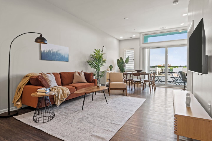 Walkable Downtown 2 Bed With Balcony - Kansas City, KS